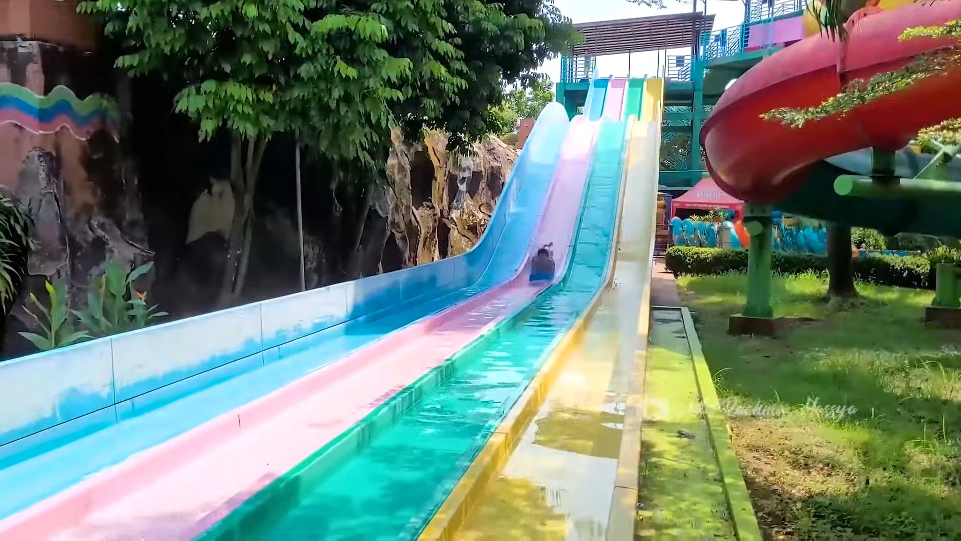 Transera Waterpark Bekasi: Daya Tarik, Wahana, Harga Tiket, dan Jam Bukanya