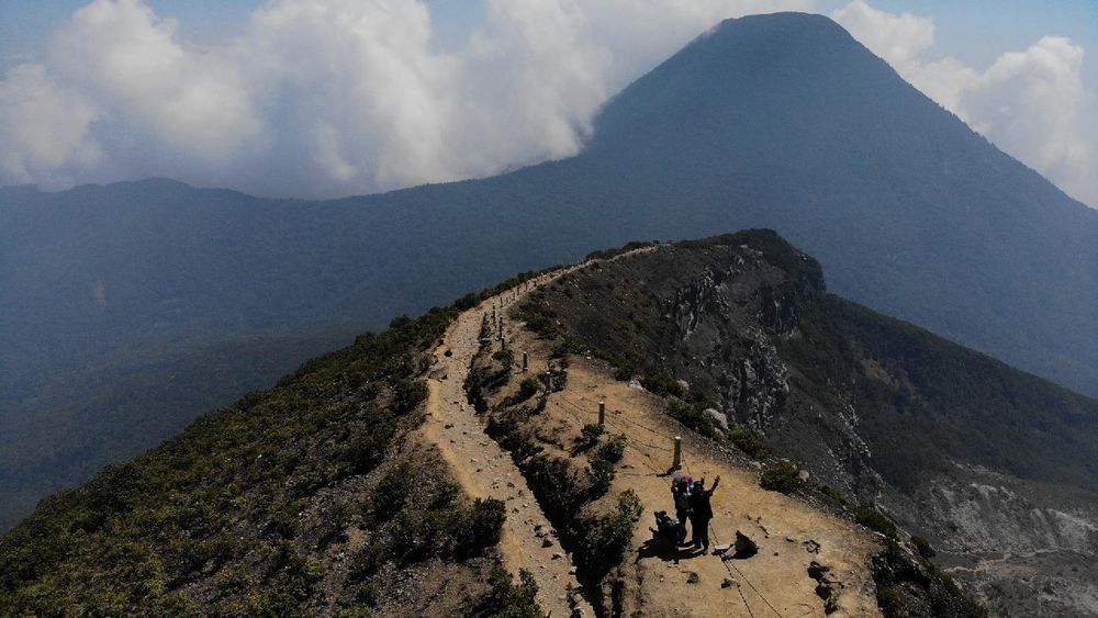 Gunung Pangrango: Daya Tarik, Jalur Pendakian, hingga Cara Dapatkan SIMAKSI Resmi