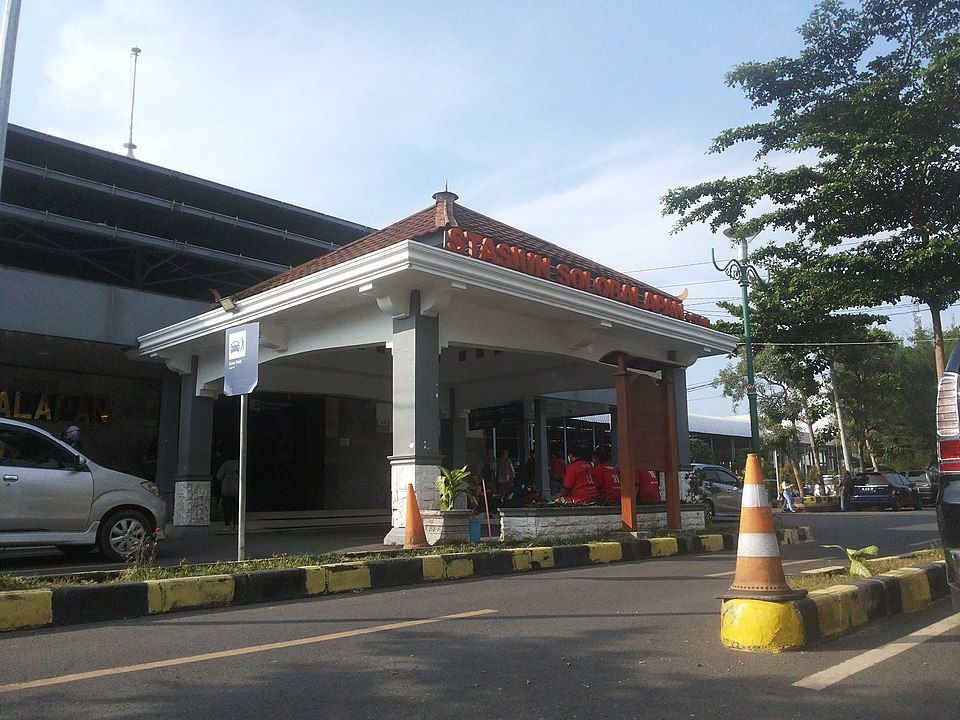 Stasiun Solo Balapan: Jadwal, Rute & Wisata Terdekat 2025