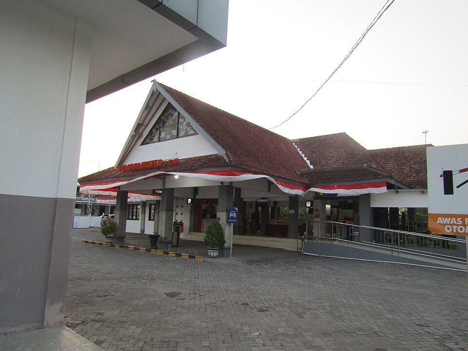 Stasiun Wates: Jadwal, Rute, Fasilitas, dan Tips 2025